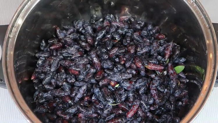 Ж Honeysuckle jam according to step by step recipe with photo