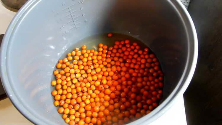 Red rowan jam 🥣 according to a step-by-step recipe for cooking with a photo